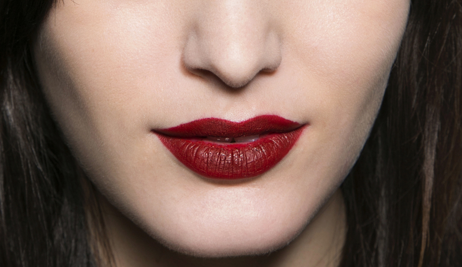 Rossetto rosso: il trucco scuro per le labbra